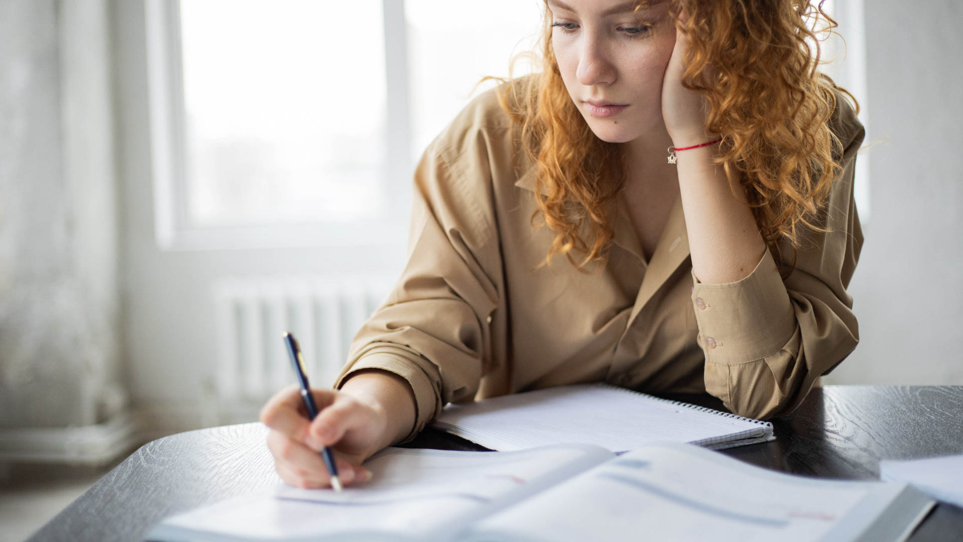 Comment formater les dates sur un CV: Guide ultime 2025