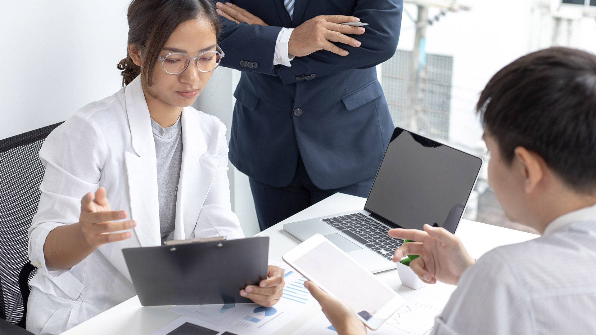 Top 5 des exemples de CV de contrôleur financier & Guide 2025